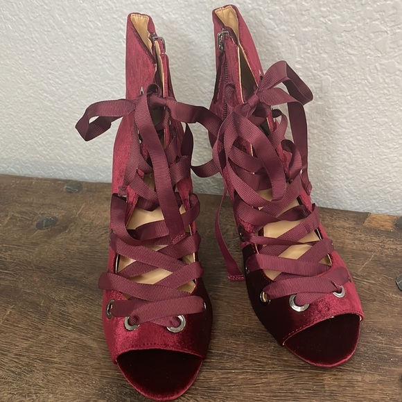 Laya by Zendaya | Shoes | Nib Laya By Zendaya Nadine Wine Red Velvet ...